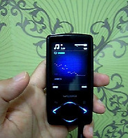 MP3 플레이어는 화려해야 제 맛! 삼성 YP-Q1 다이아몬드 플레이어 디자인 보기